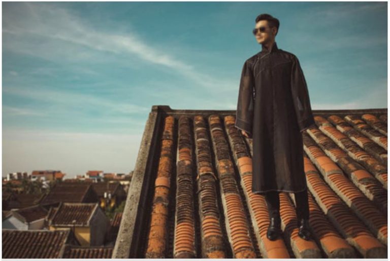Nam ca sĩ bị chỉ trích vì leo lên mái ngói nhà ở Hội An chụp ảnh